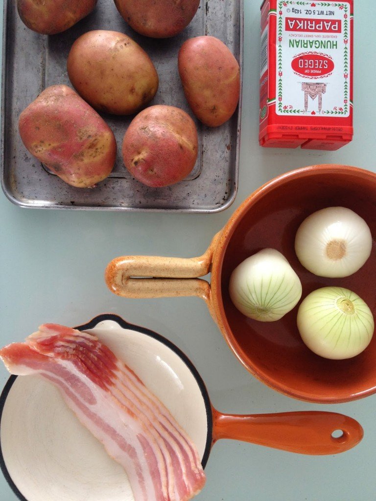 Papas Asadas con Salsa de Cebolla y Tocino