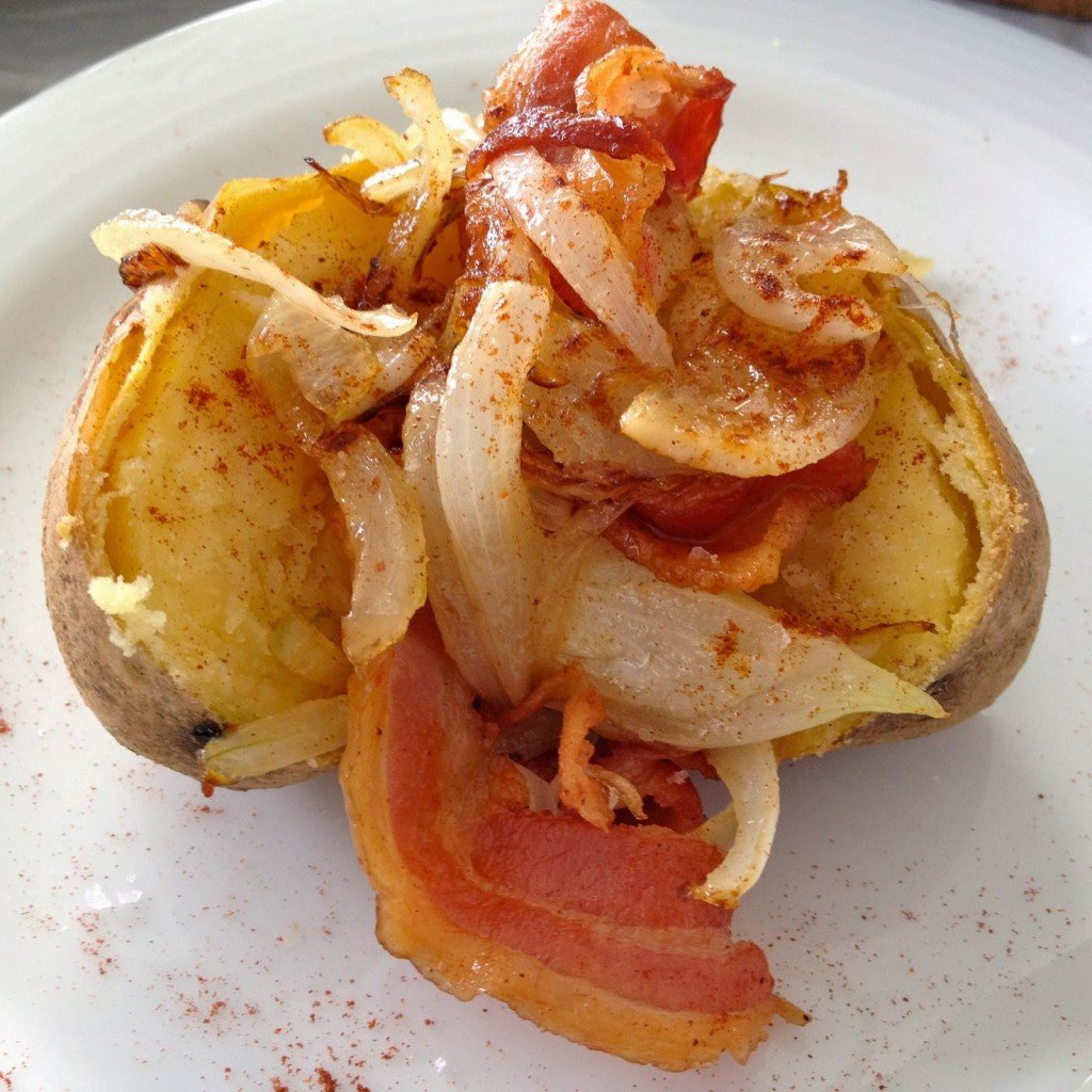 Papas Asadas con Salsa de Cebolla y Tocino