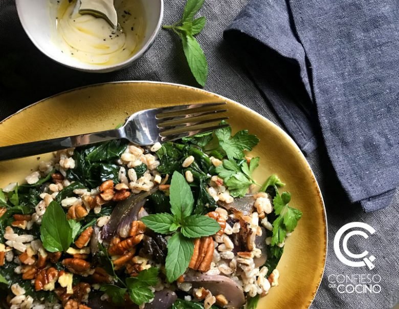 Ensalada de Cebada Perlada con Espinaca y Cebolla Asada – Confieso que ...